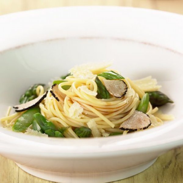Asperges met spaghetti, truffelkrullen en Parmezaanse kaas - recept ...