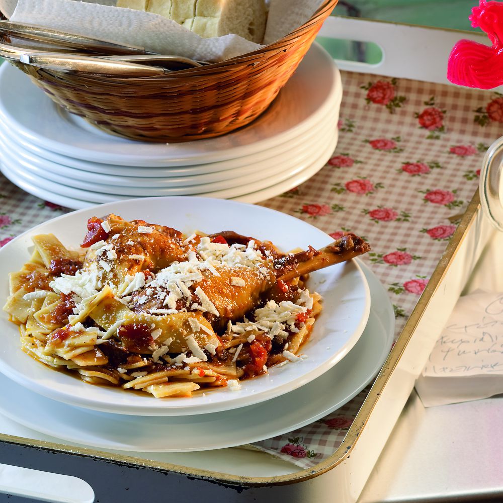 Haantje in rode wijn (kokkoras krassatos) - recept - okoko recepten