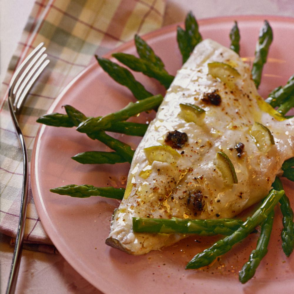 Doradefilet met groene asperges boven thee gestoomd - recept - okoko ...