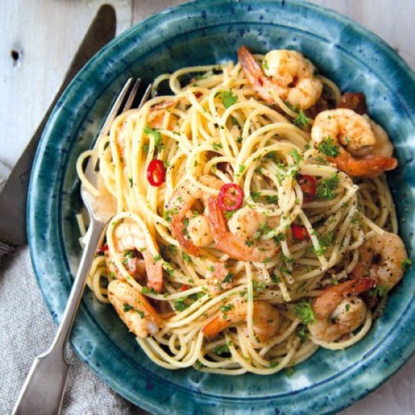 Spaghetti met bacon en garnalen van Annabel Langbein - recept - okoko ...