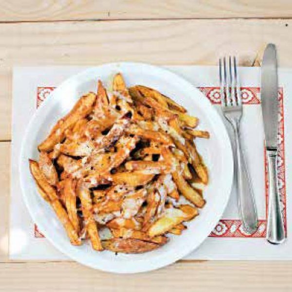 Patat gegratineerd met barbecuesaus en kaas (poutine) - recept - okoko ...