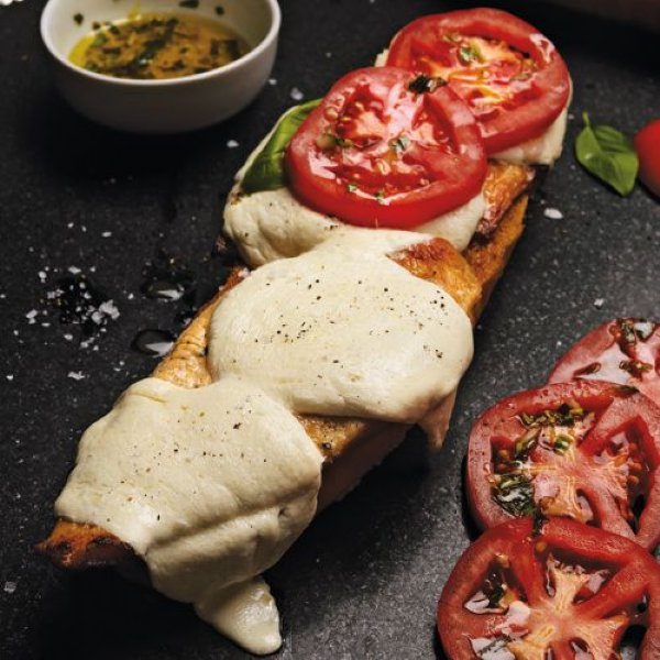 Kipsandwich met tomaat en mozzarella - recept - okoko recepten