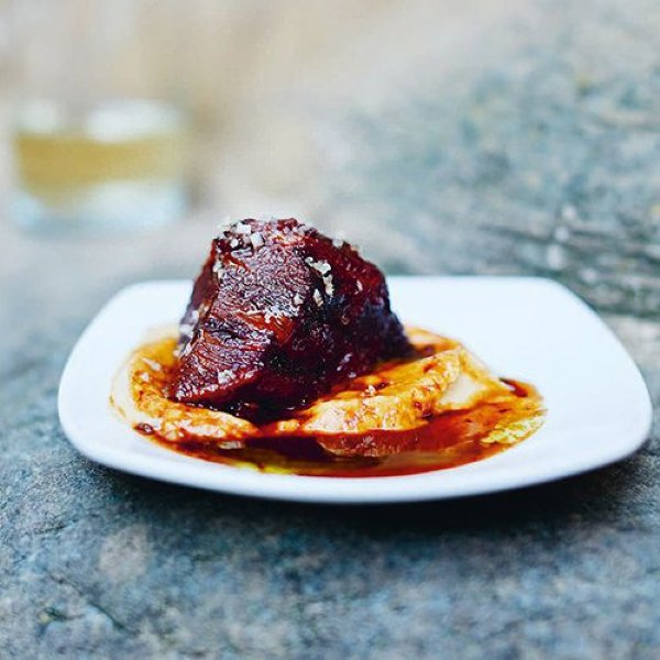 Runderwangen in rodewijnsaus met bloemkoolpuree - recept - okoko recepten