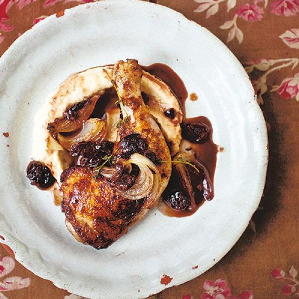 Kippenbouten in pinot noir met morellen en pastinaakpuree - recept ...