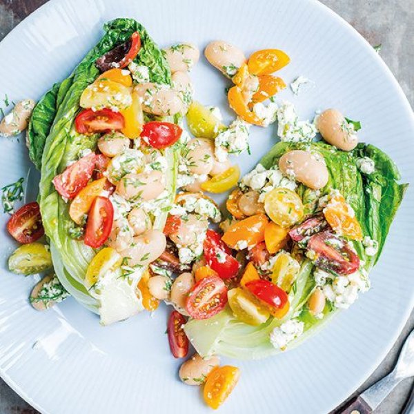 Gegrilde sla met Griekse topping van tomaat, bonen en feta - recept ...