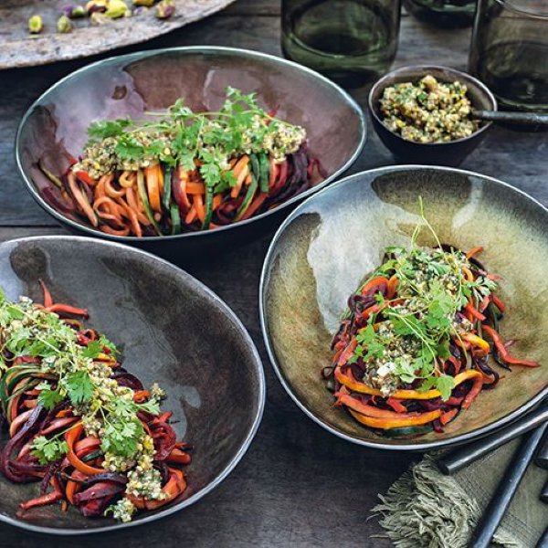 Groenten spaghetti met notensaus - recept - okoko recepten