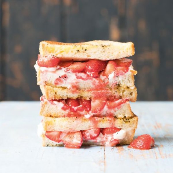 Tosti met aardbei, roomkaas en zwarte peper - recept - okoko recepten