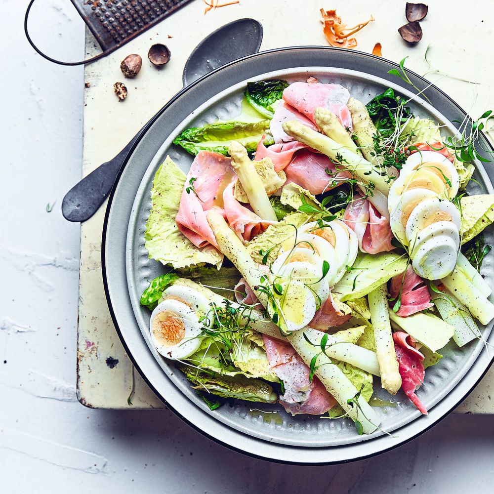 Asperges met gerookte beenham, ei en notenboter - recept - okoko recepten
