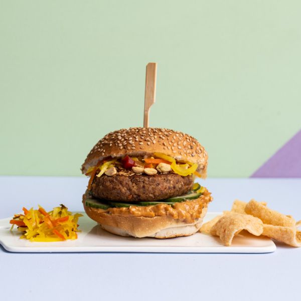 Satéburger met pindamayonaise, atjar en seroendeng - recept - okoko ...