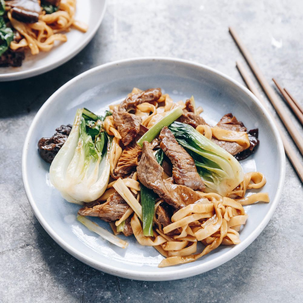 In de wok gebakken noedels met rundvlees en paksoi - recept - okoko ...