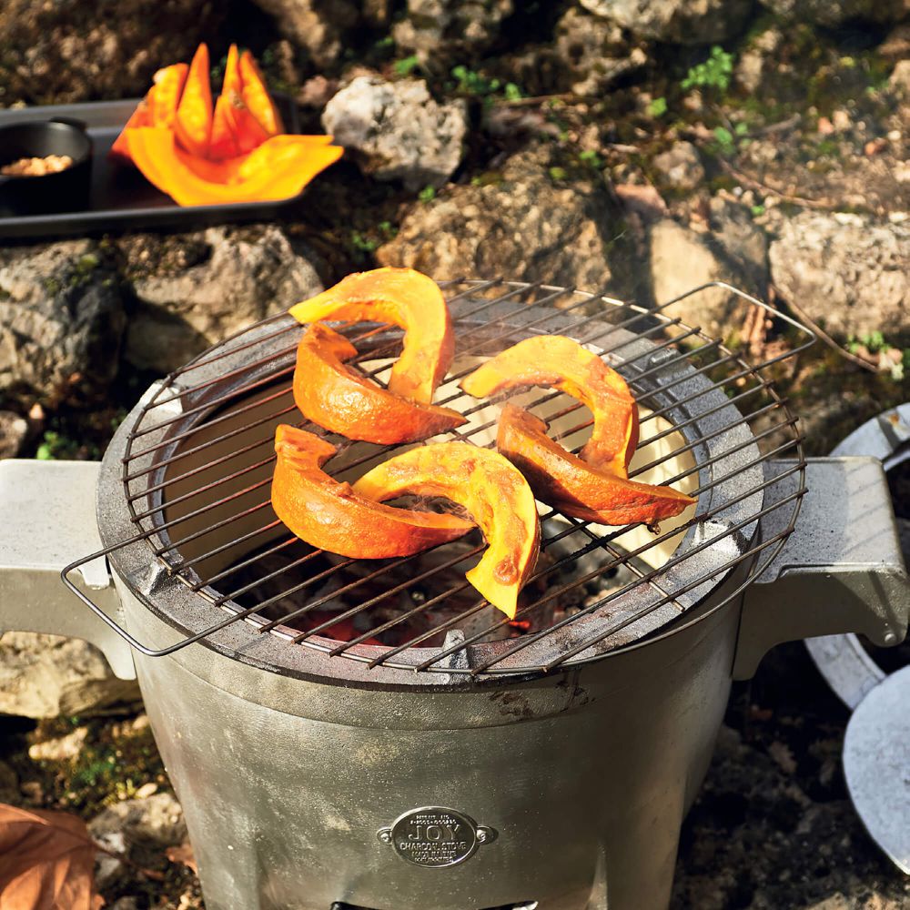 Pompoen met salie, amandelen en Chaource van de barbecue - recept ...