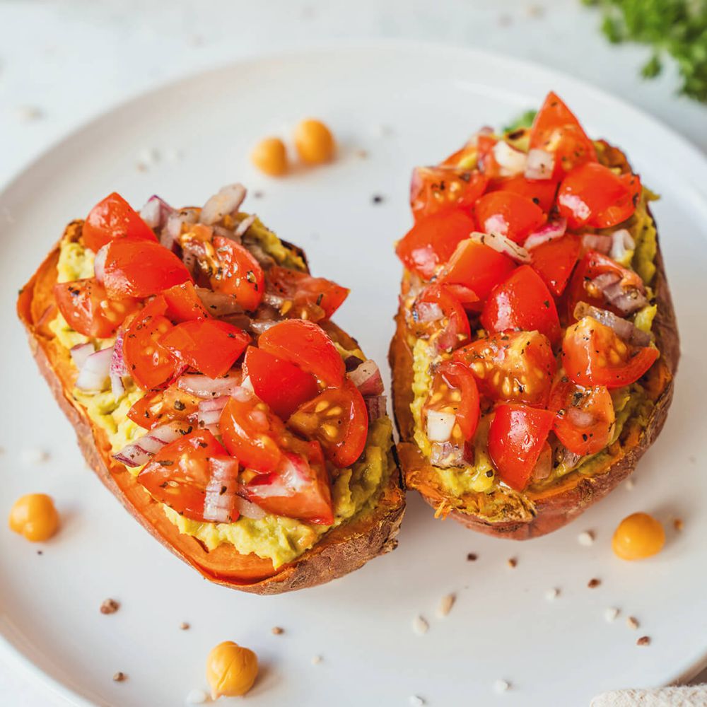 Gevulde zoete aardappel met avocado, rode ui en tomaat - recept - okoko ...