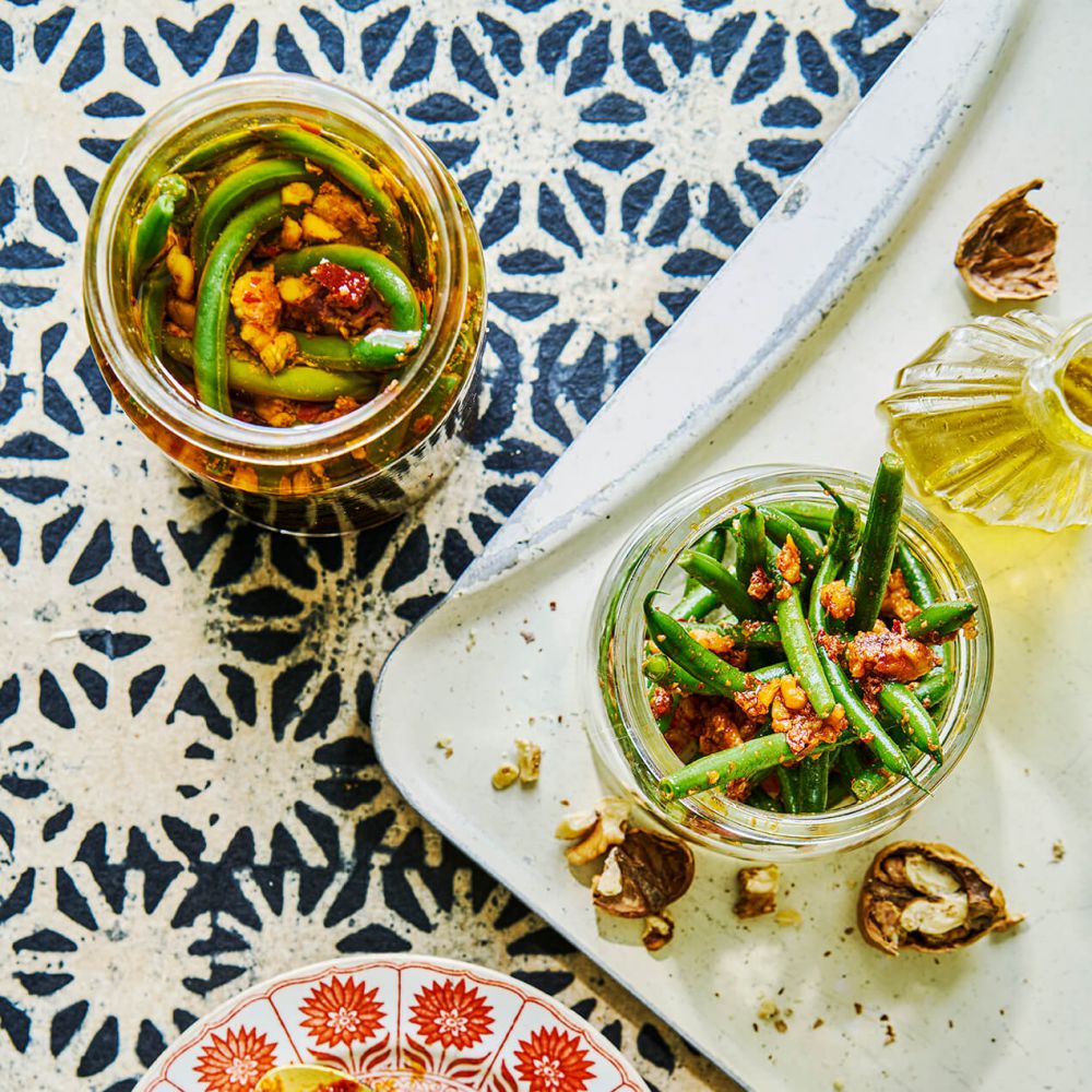 Gemarineerde sperziebonen met knoflook, walnoten en chilipeper - recept ...