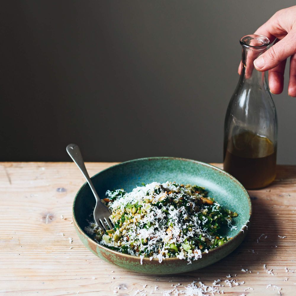 Warme freekehsalade met laben kishk en pijnboompitten - recept - okoko ...