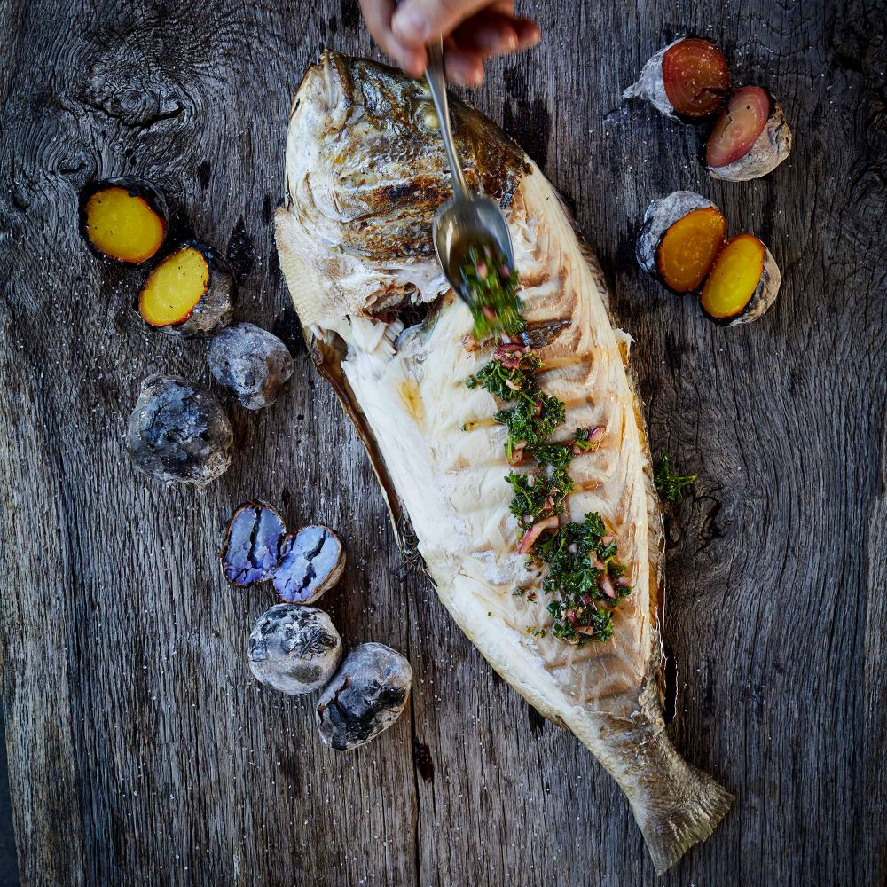 Dorade asado met bieten en aardappels uit de as - recept - okoko recepten