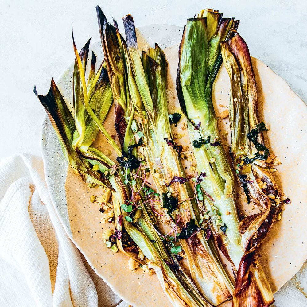 Geroosterde prei met parmezaancrumble en een knoflook-wiersaus - recept ...