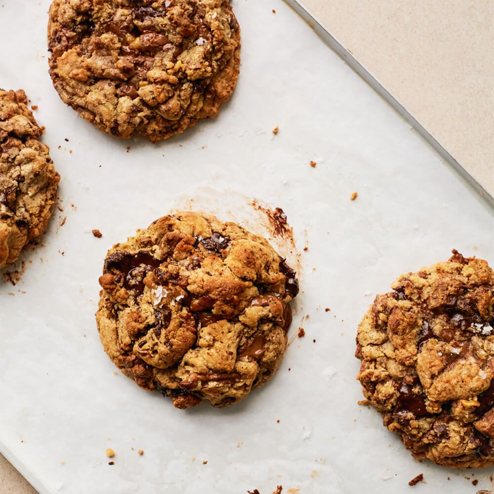 Dubbeldikke chocolate chip cookies met miso-walnoten - recept - okoko ...