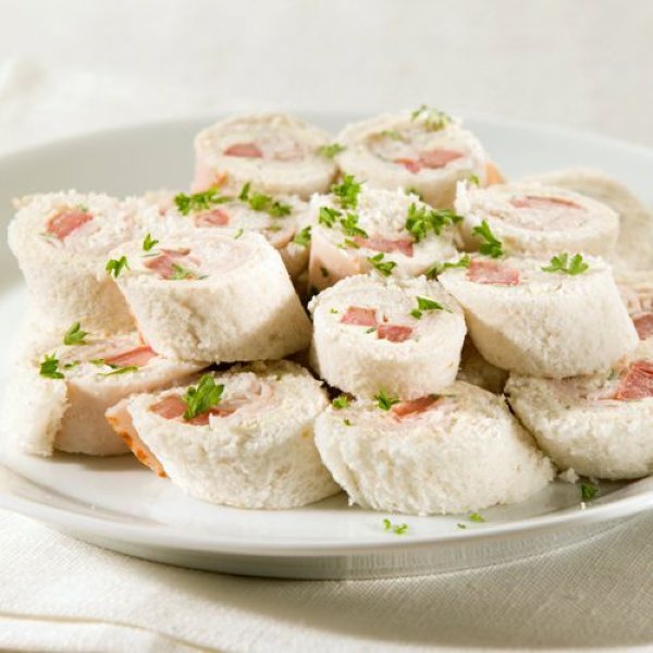 Rolletjes van witbrood met kipfilet - recept - okoko recepten