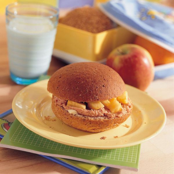 Bruin bolletje met smeerworst - recept - okoko recepten