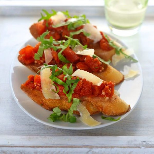 Bruschetta met tomaat, rucola en Parmezaanse kaas - recept - okoko recepten