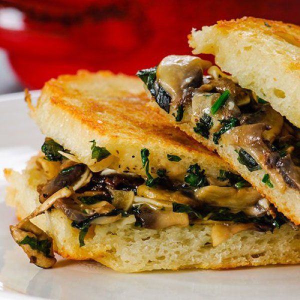 Toast met champignons, brie en basilicum - recept - okoko recepten